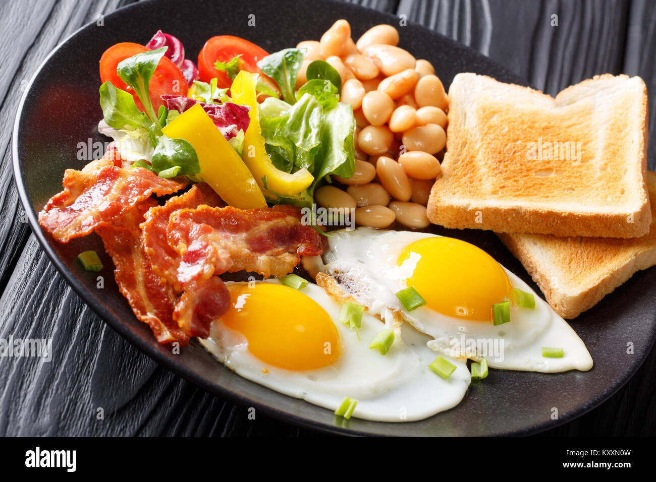 Anglais petit-déjeuner sain : deux oeufs au plat avec du bacon, des ...