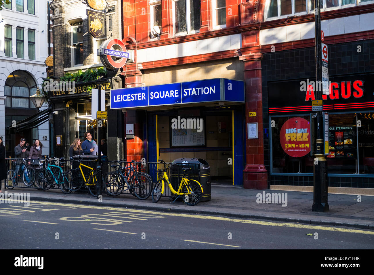 Leicester square underground station Banque de photographies et d ...