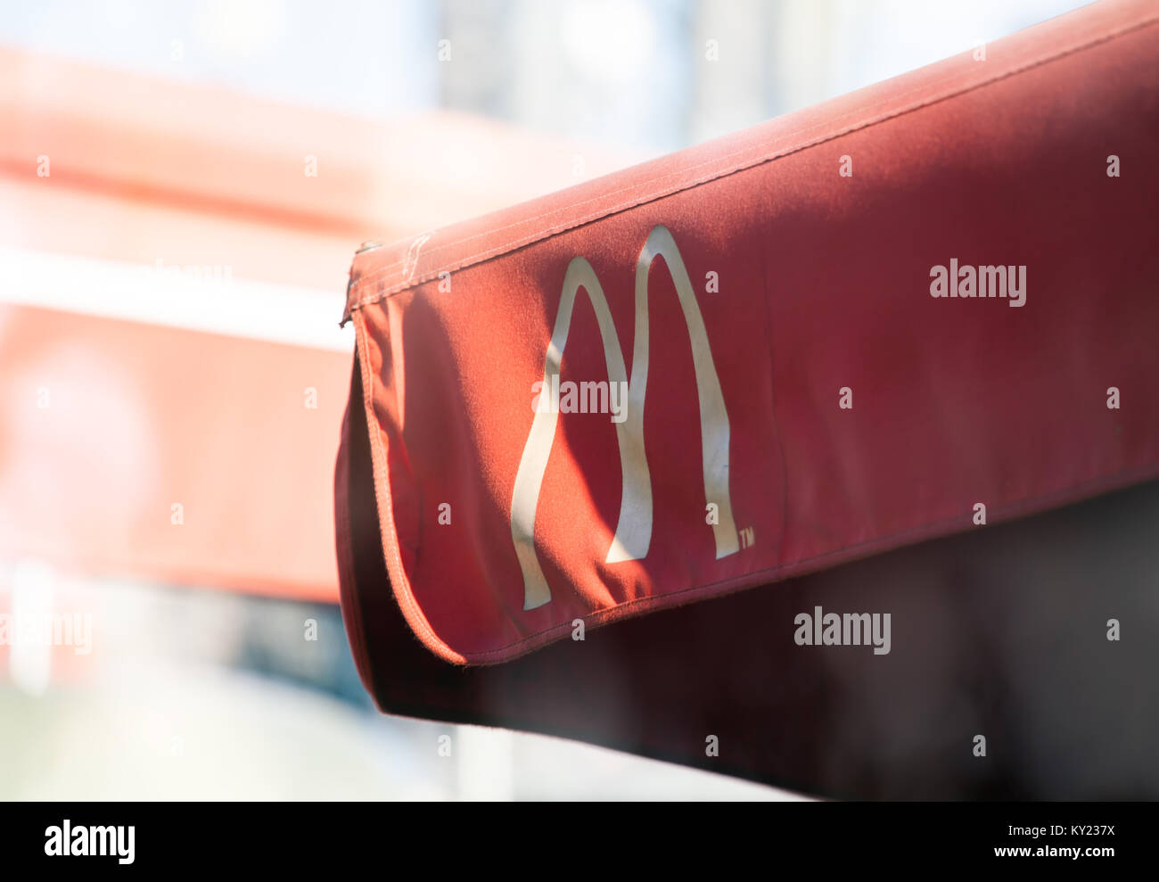 SOFIA, BULGARIE - Novembre 02, 2017 : MCDONALD'S et McCafe signe au sun ...