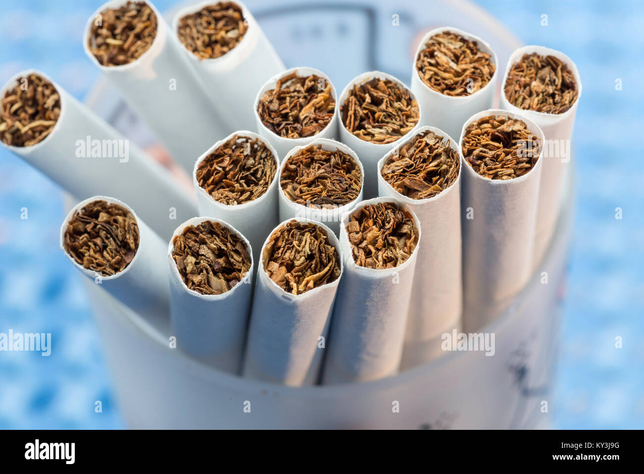 Multiple cigarettes Banque de photographies et d’images à haute ...