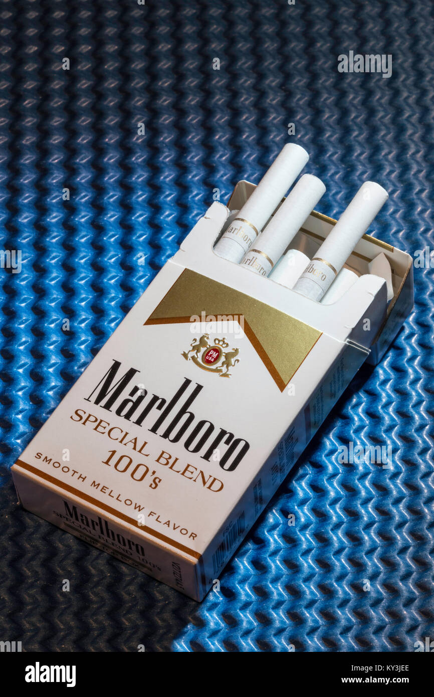 Still Life, USA Cigarettes Photo Stock - Alamy