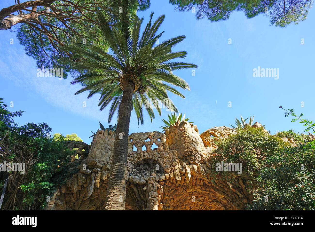 Vue de la Maison-musée de Gaudi, situé dans le Parc Guell à Barcelone ...