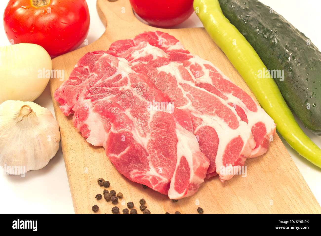 Hacher la viande de porc du cou avec des légumes crus on cutting board ...
