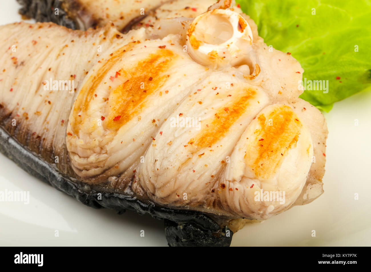 Steak de Requin grillé avec sauce au poivre et les feuilles de salade ...