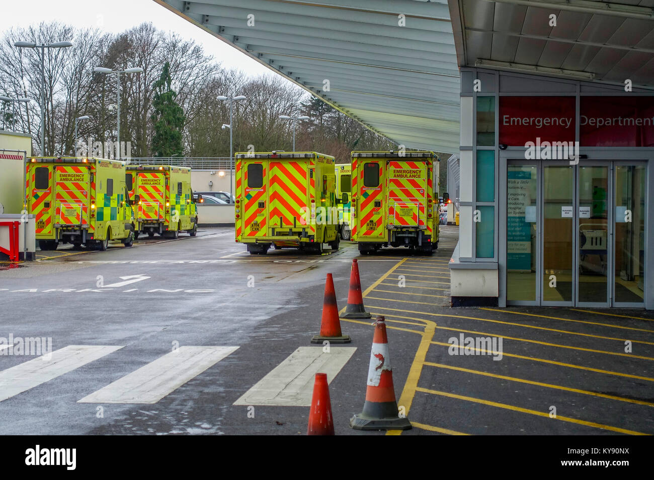 Les ambulances queue devant le service des urgences - hôpital ...