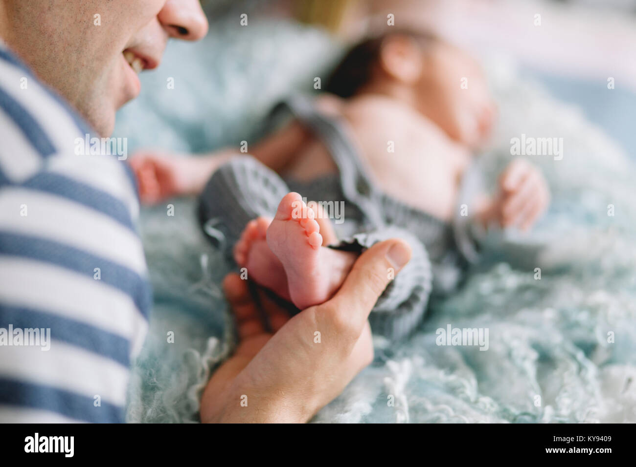 Newborn And Parents Banque d'image et photos - Alamy