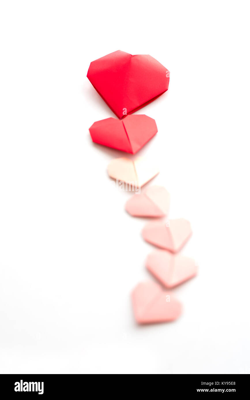 Vertical image de papier origami coeurs disposés en forme d'un cerf ...