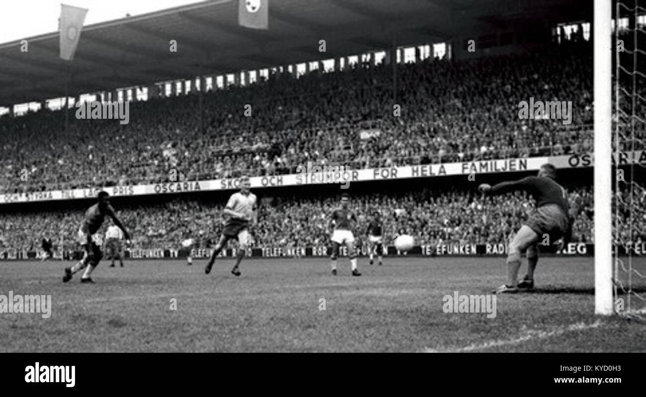 Une image célèbre de Pelé marquant lors de la finale de la Coupe du ...