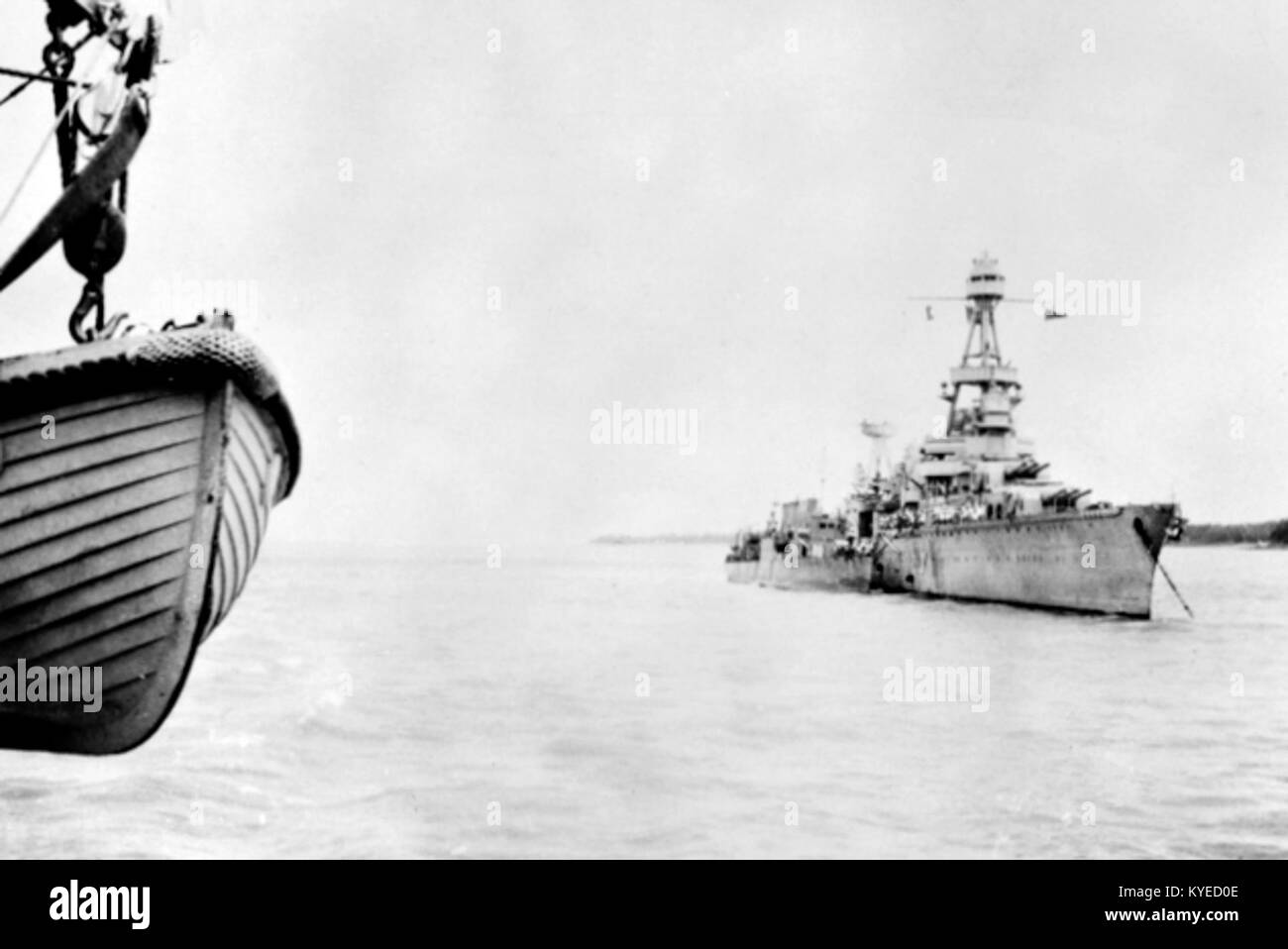 USS Houston (CA-30) avec Peary USS (DD-226) aux côtés de Darwin 1942 ...