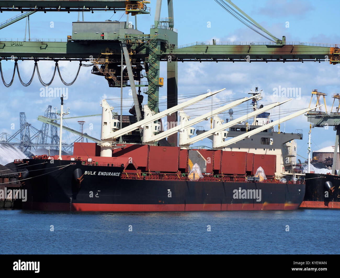 Le Bulk Endurance, un vraquier portant le numéro IMO 9782003, accosté à ...