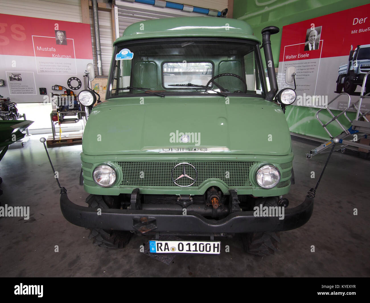 Cette image montre un bus Unimog U416a de 1965, un véhicule tout ...