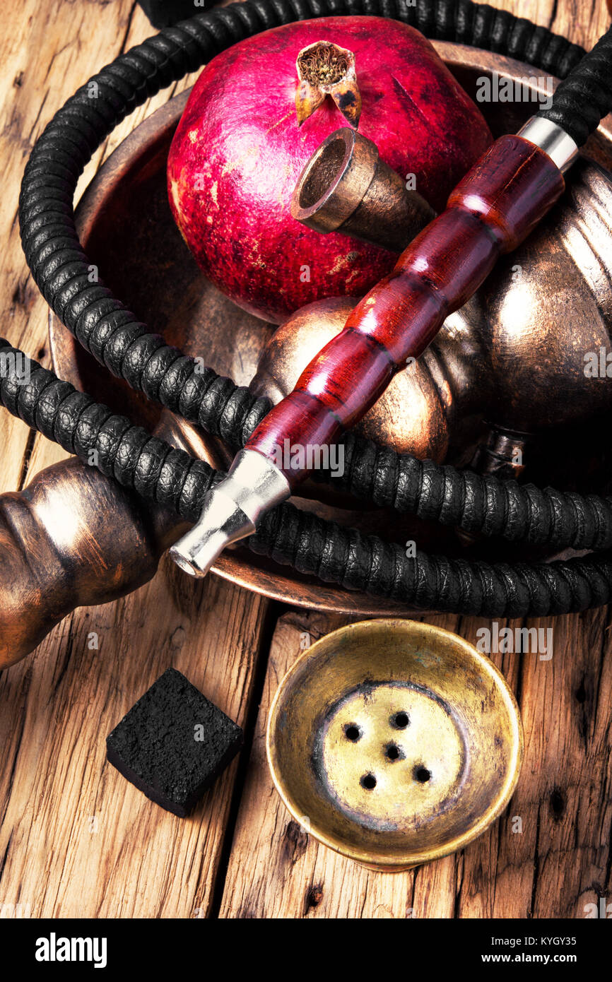 Fumer la chicha en Orient Exotique style avec arôme de tabac narguilé ...