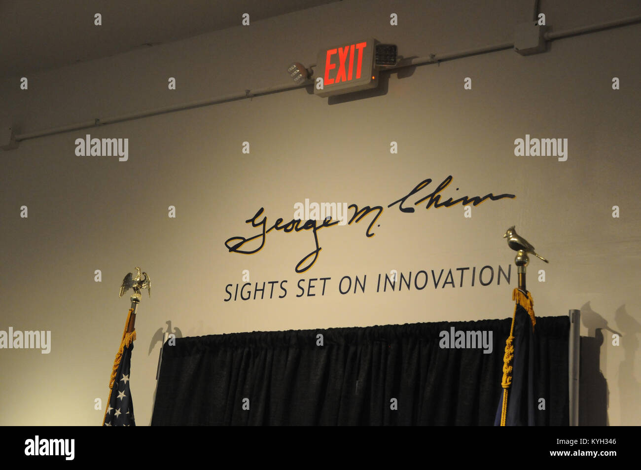 Inscrivez-au-dessus de l'entrée de la nouvelle exposition consacrée au ...