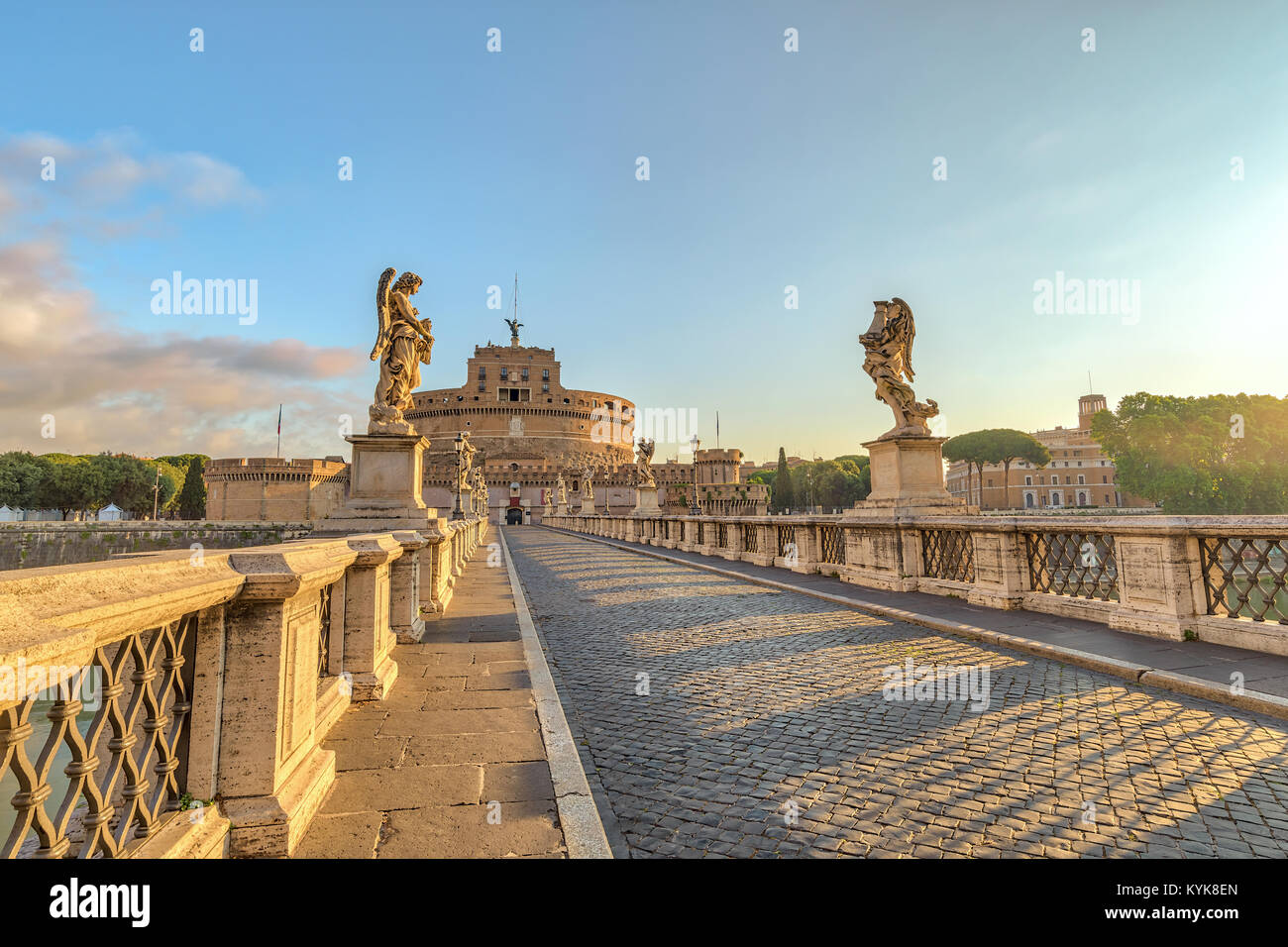 Lever du soleil sur les toits de la ville de Rome à Castel Sant'Angelo ...