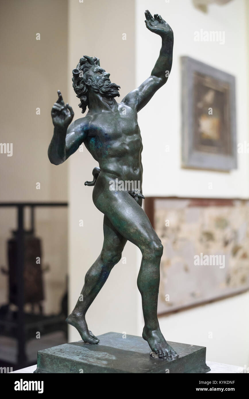 Naples. L'Italie. Dancing Faun, statue en bronze de la Casa del Fauno ...