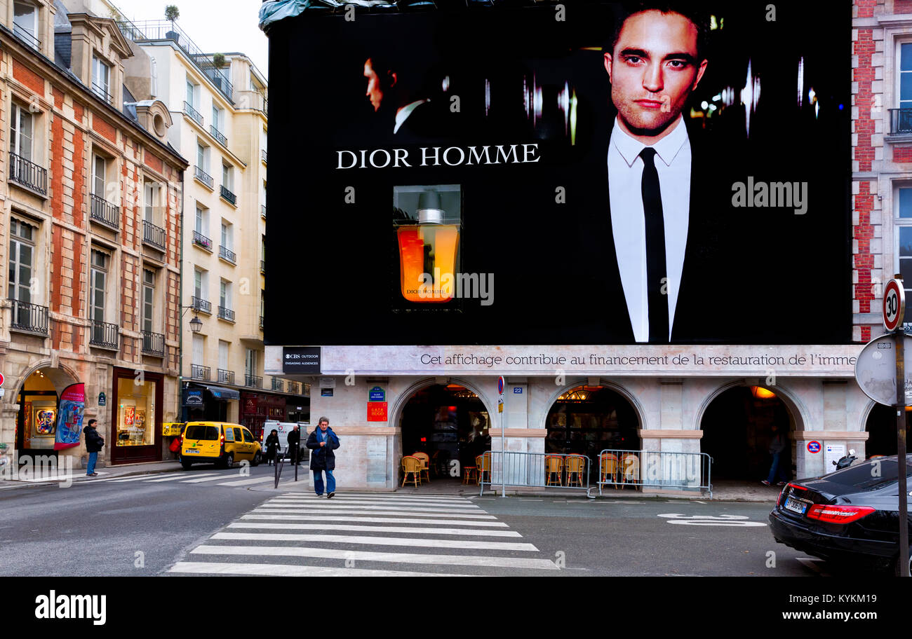 PARIS-DEC 23, 2013 : Un parfum Dior Homme billboard annonce domine un ...