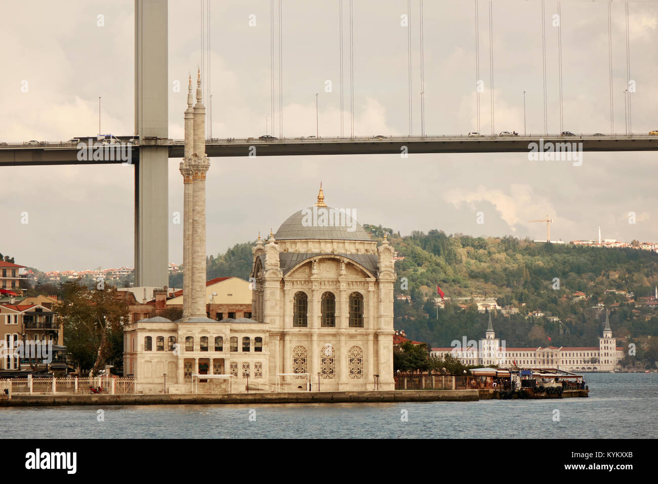 Vue sur le pont du bosphore et le palais de beylerbeyi Banque de ...