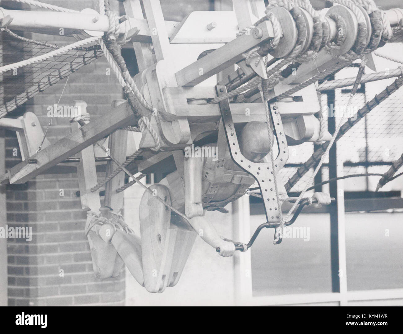 Photographie de la maquette de l'engin volant de Léonard de Vinci ...