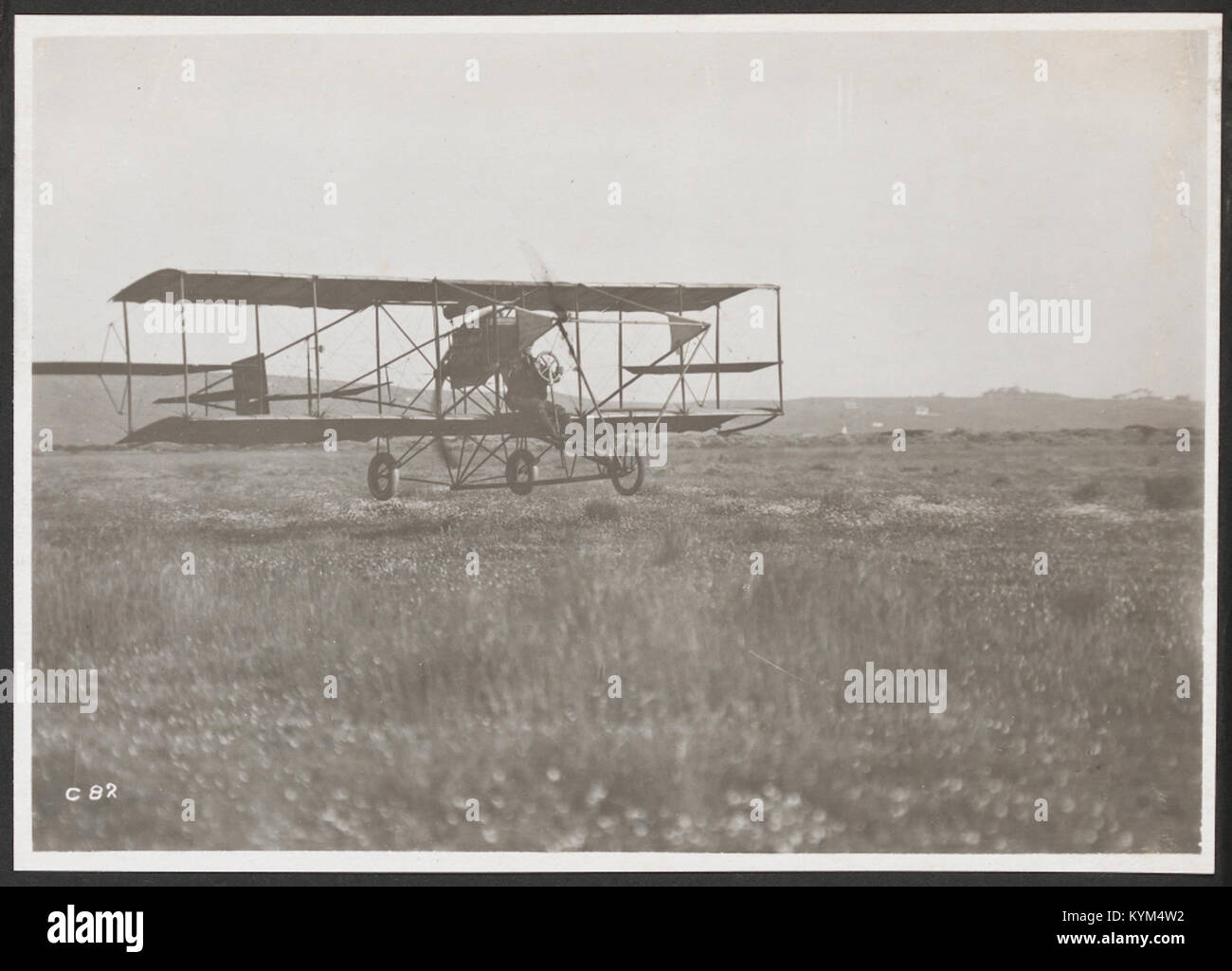 Photographie aérienne précoce d'un avion pousseur volant bas au-dessus ...