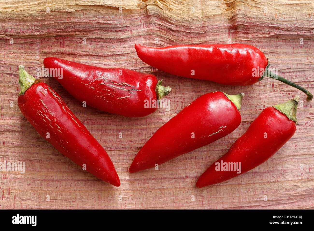 Séchage des piments rouges Banque de photographies et d’images à haute ...