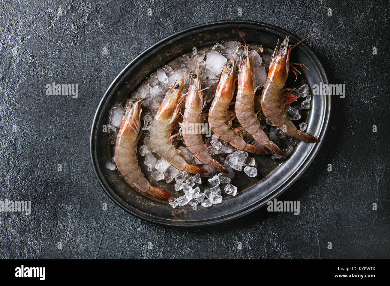 Crevettes non cuites fraîches entières, les crevettes sur la glace sur ...