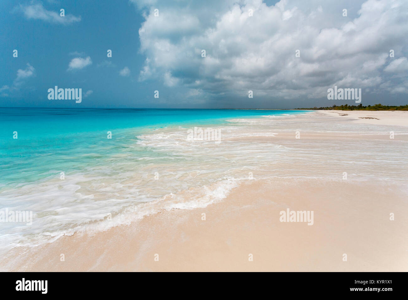 L'aliéné belles eaux turquoises et plages de sable rose de Barbuda ...