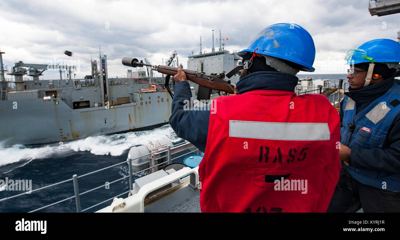 Océan Pacifique (jan. 12, 2018) Gunner's Mate 2e classe Brandon Collins ...
