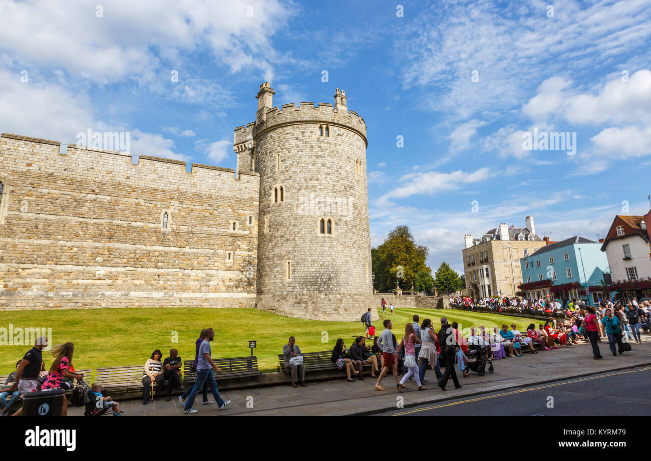 Vue de murs et la tour du château de Windsor du centre-ville sur une ...