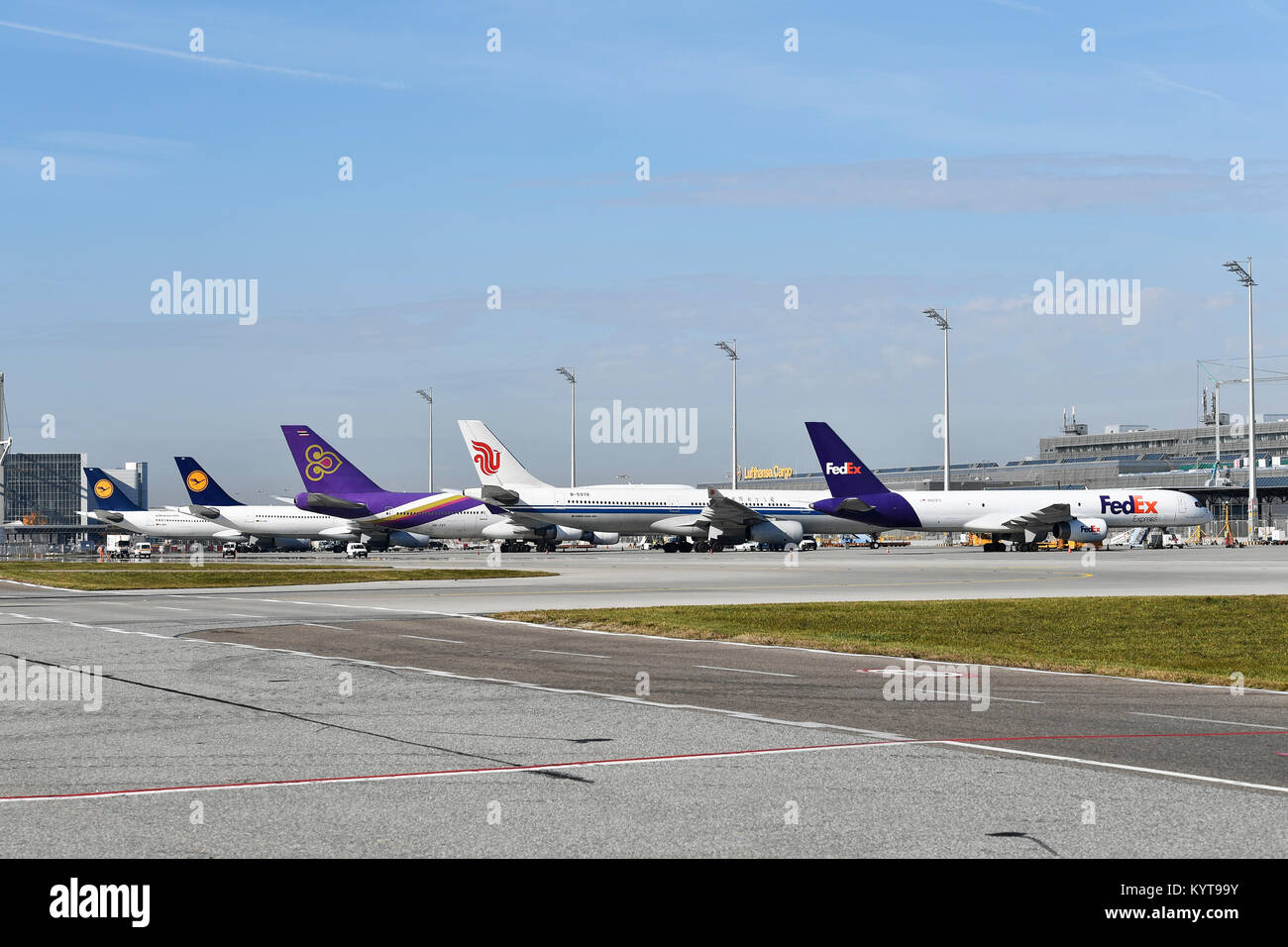 Line up, Lineup, différentes compagnies aériennes, avion, avion, avion ...