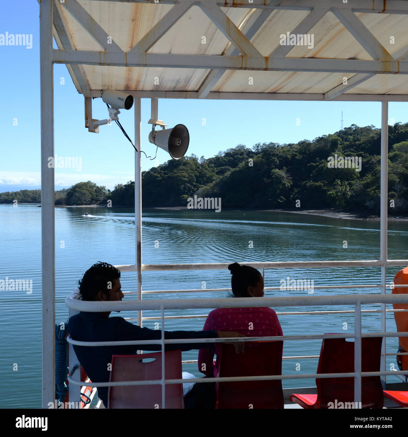 Deux personnes se détendre à bord le Tambor 3 traversée en ferry ferry ...