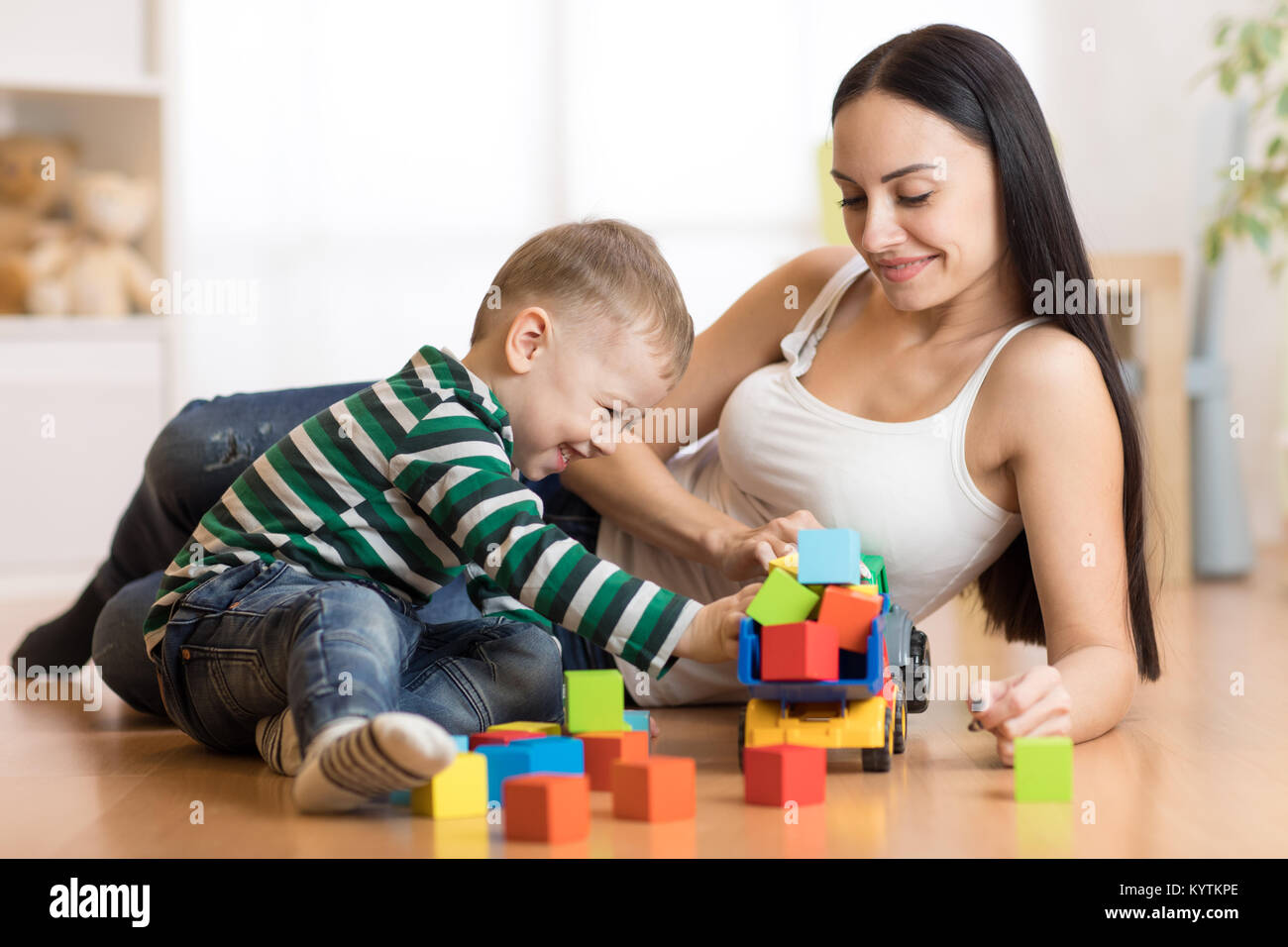 Mère Et Son Enfant Fils Joue Avec Voiture Dans Leur Salle De Séjour 8138