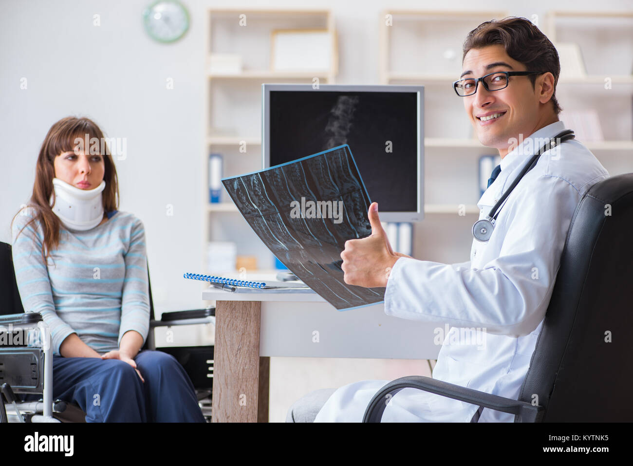 Femme l'examen médical scoliose Banque de photographies et d’images à ...
