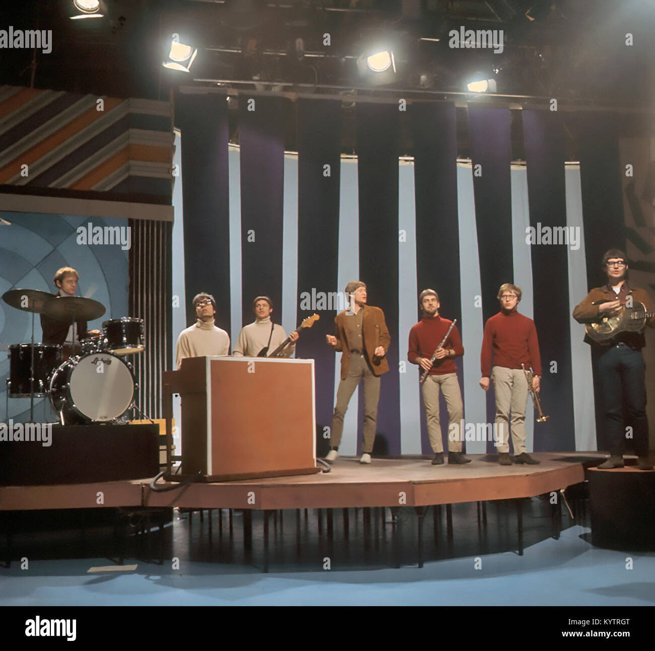 MANFRED MANN avec la chanteuse du groupe de rock anglais Mike d'Abo, en ...