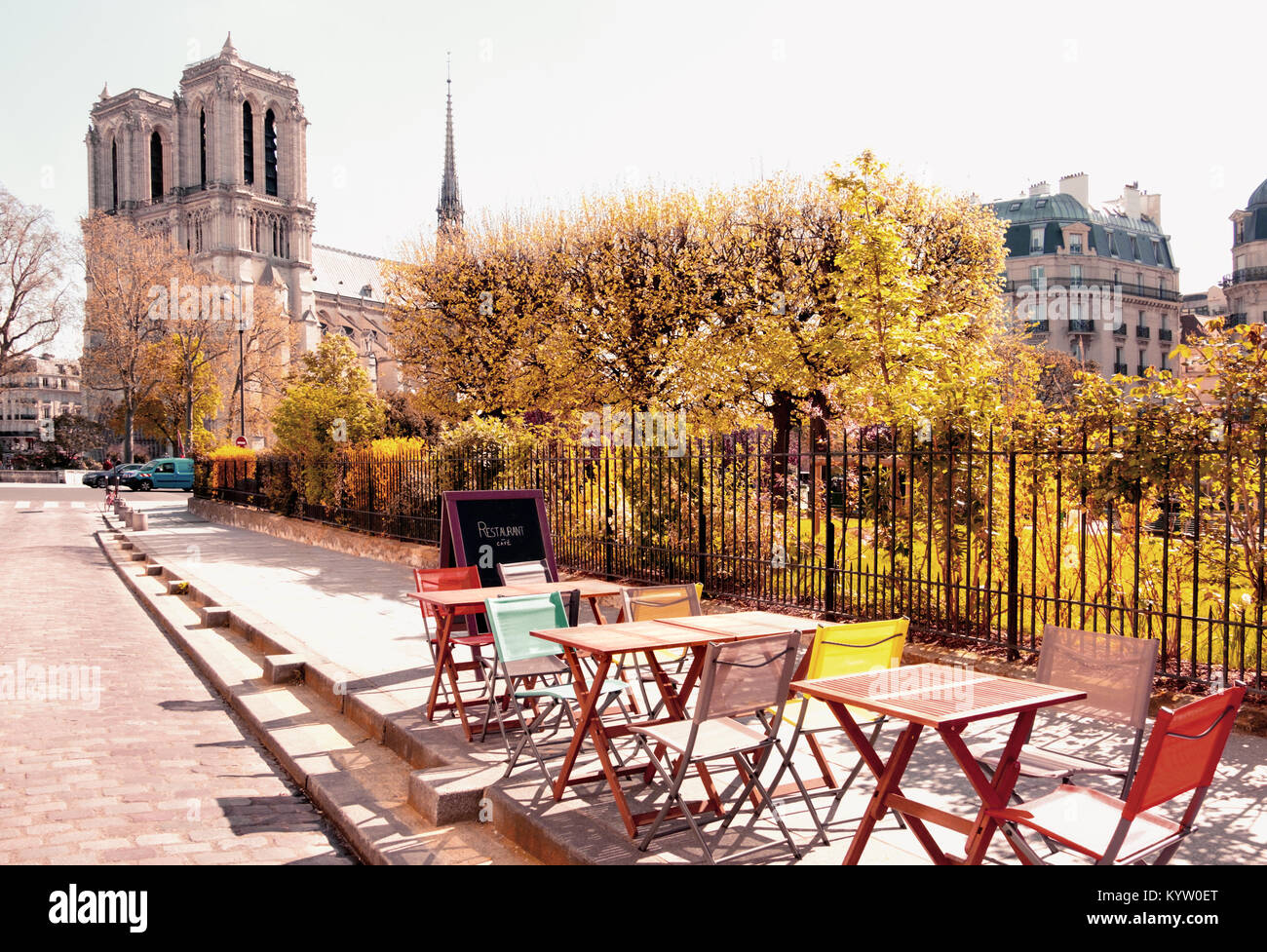 L'Automne à Paris, des tables et des chaises d'un outddoor Cafe à côté ...