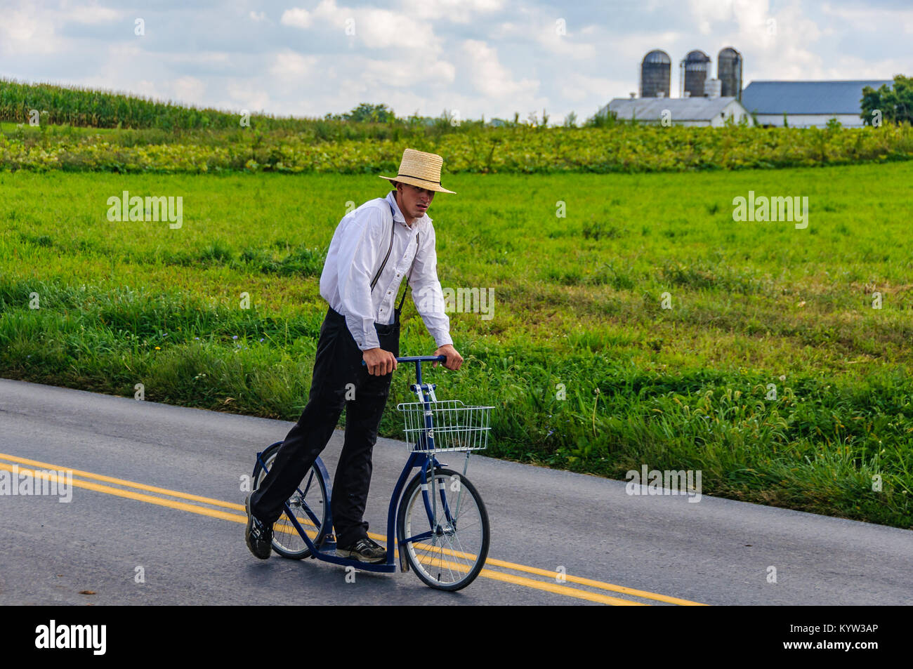 Amish riding bike bicycle Banque de photographies et d’images à haute résolution - Alamy