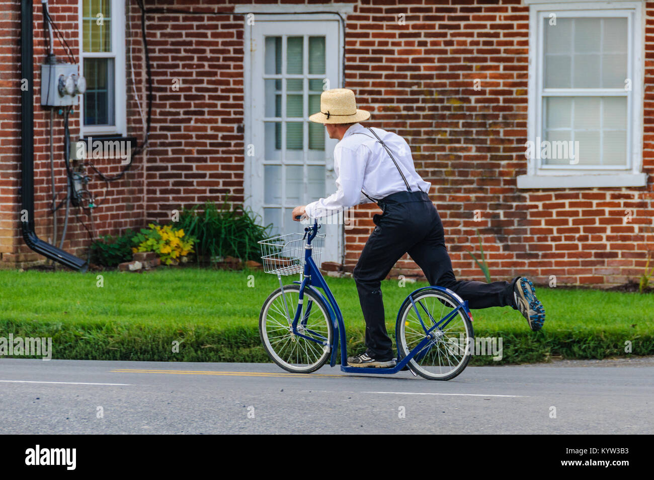 Amish riding bike bicycle Banque de photographies et d’images à haute ...
