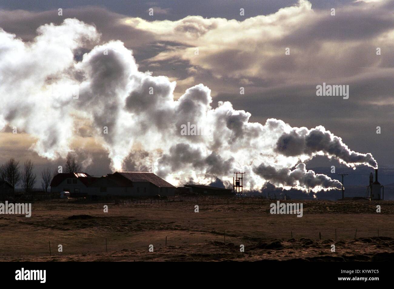 De grands panaches de vapeur chaude à travers les terres agricoles à ...