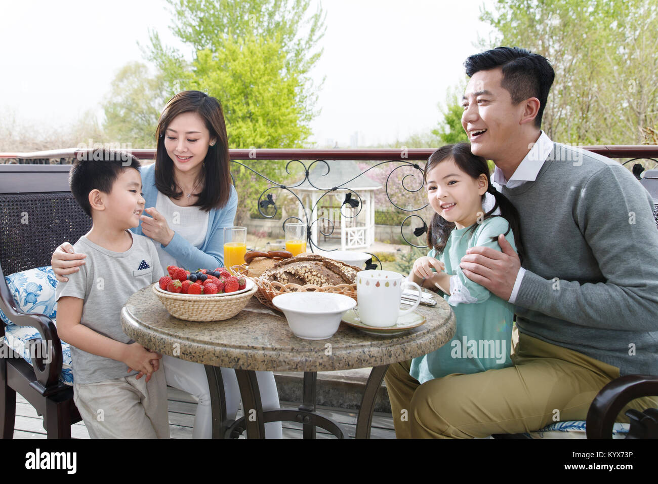 Famille chinoise en train de manger Banque de photographies et d’images ...