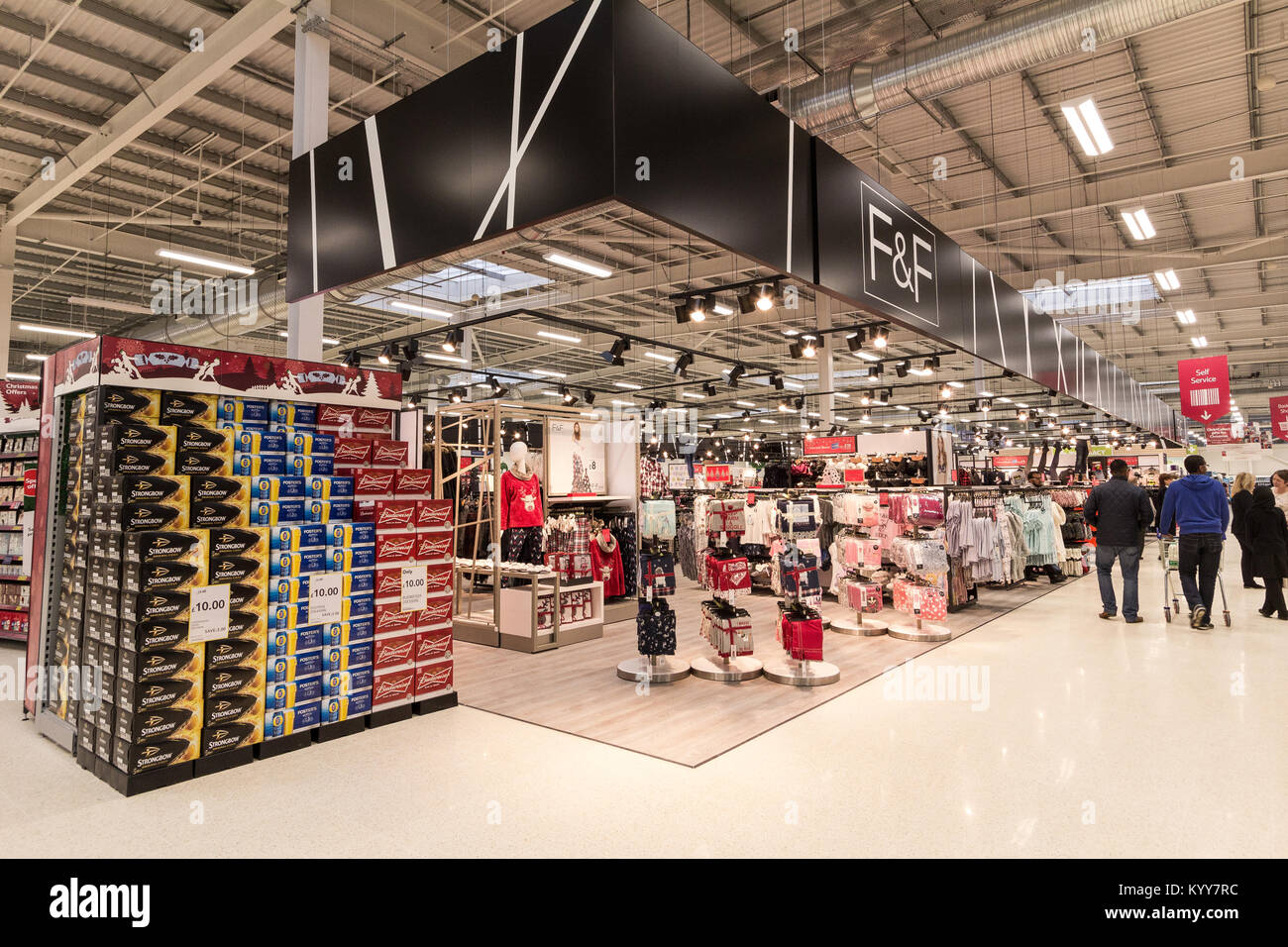 Tesco clothing Banque de photographies et d’images à haute résolution ...