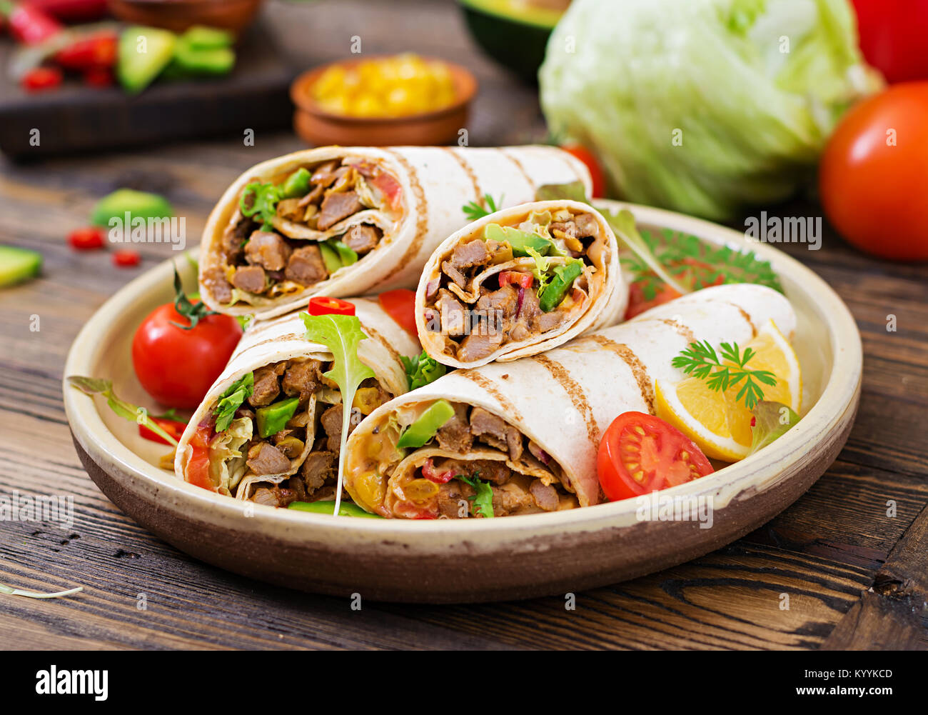 Burritos Wraps au boeuf et légumes sur un fond de bois. Beef burrito ...