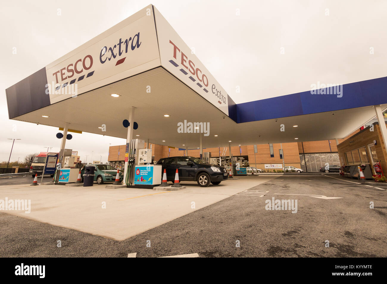 Tesco extra fuel station Banque de photographies et d’images à haute ...