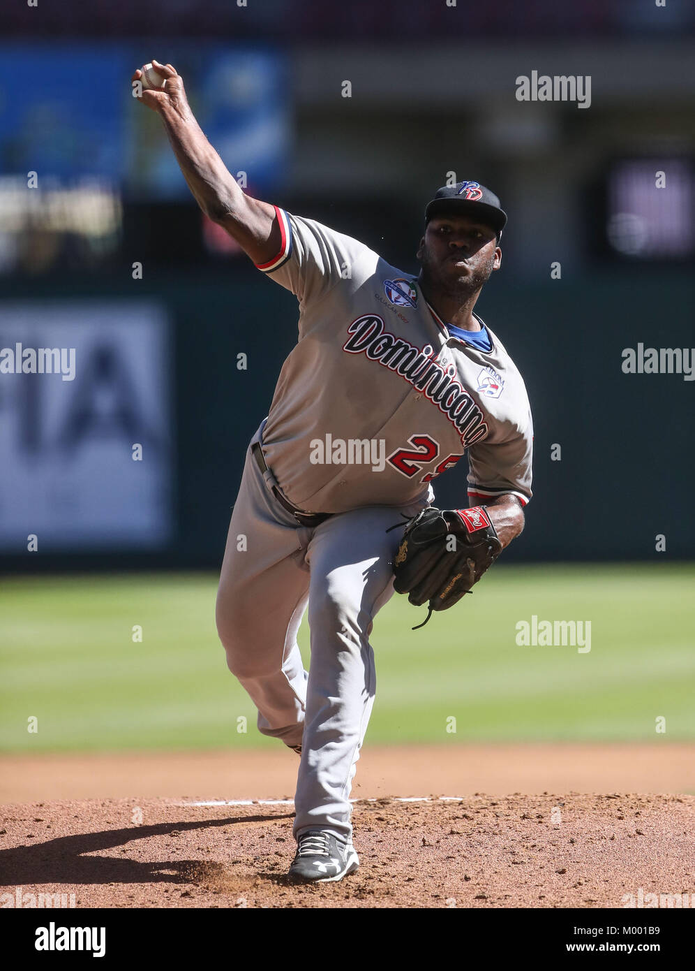 Ariel Peña pitcher inicial de Dominicana realiza lanzamientos, durante ...