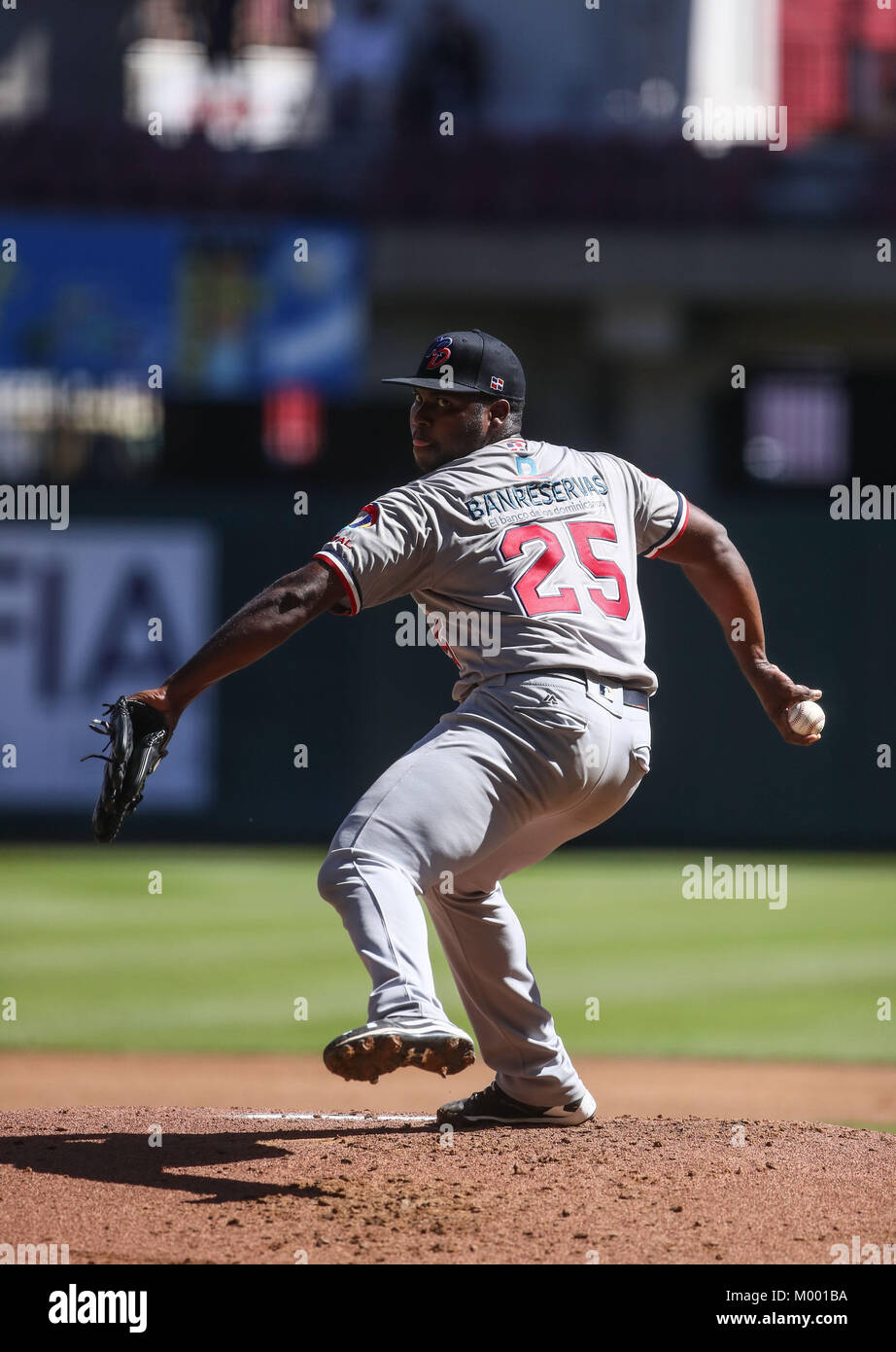 Ariel Peña pitcher inicial de Dominicana realiza lanzamientos, durante ...