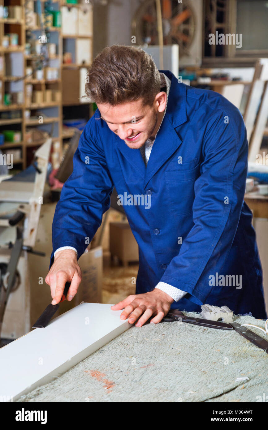 Smiling friendly working man pratiquer ses compétences dans l'atelier ...