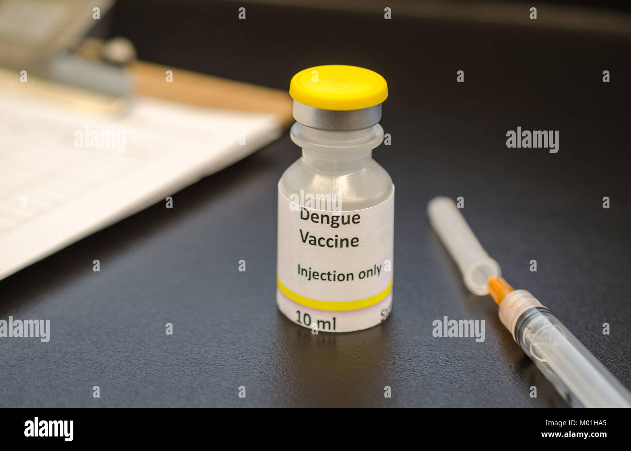Le virus de la Dengue vaccin flacon avec seringue Photo Stock - Alamy