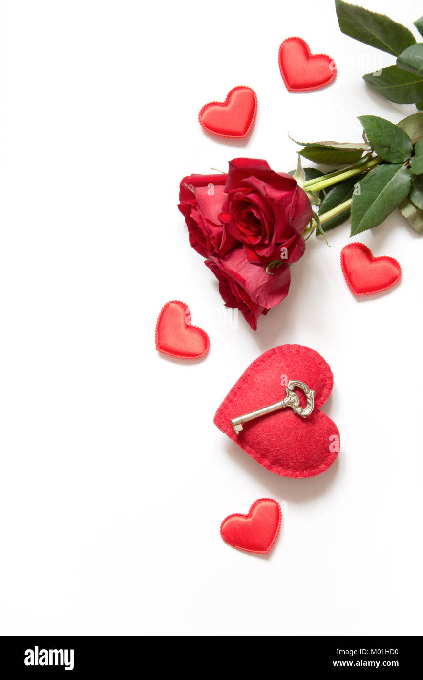 Bouquet de roses rouges et coeurs avec touche sur fond blanc. Carte de ...