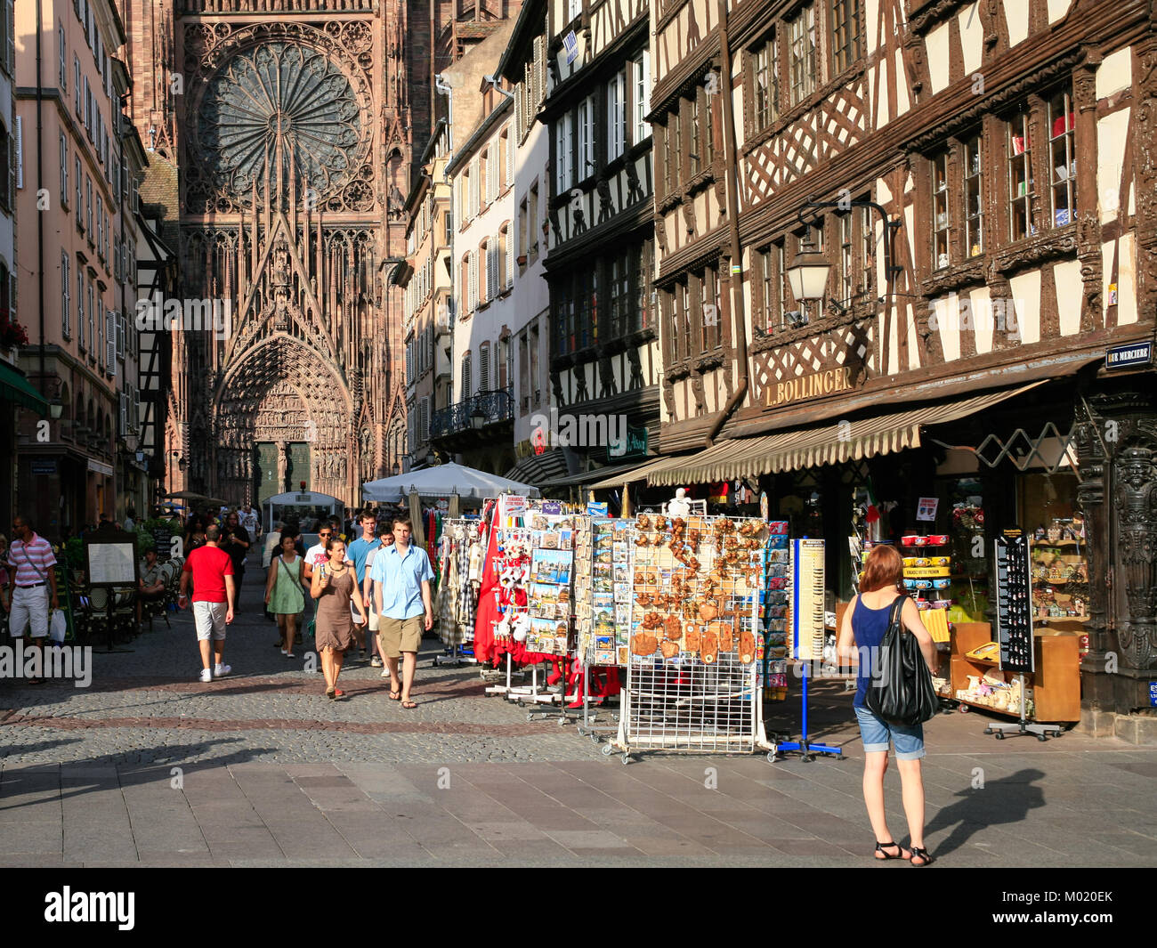 STRASBOURG, FRANCE - 10 juillet 2010 : personnes près de une boutique ...