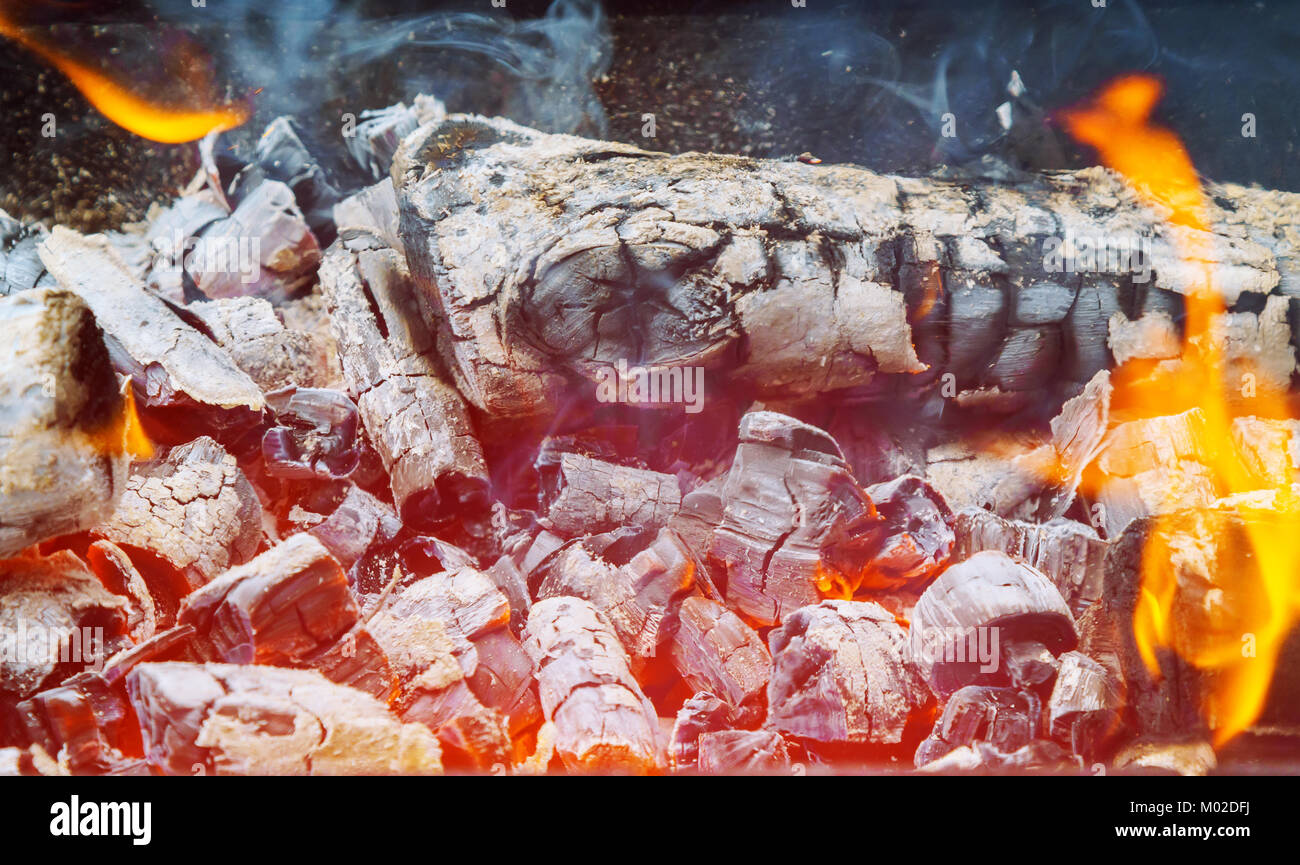Feu à l'intérieur lumineux metal brazier. Beaucoup de longues chauffé ...