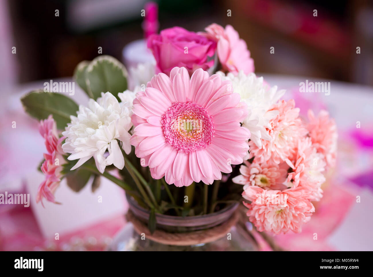 Un bouquet de belles fleurs roses et blanches y compris gerberas et ...
