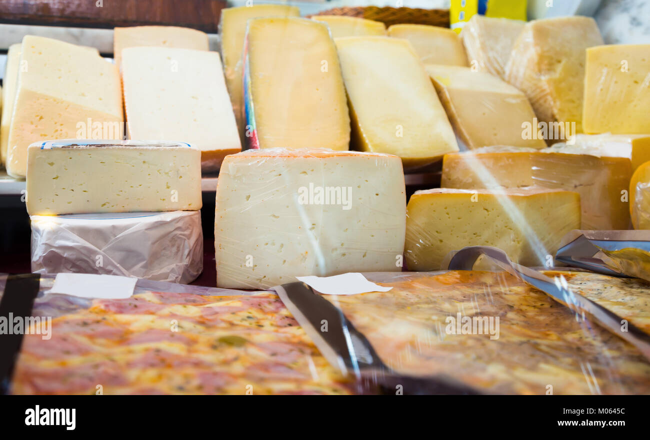 Assortiment de fromages sur marché de choisir et bye Photo Stock - Alamy